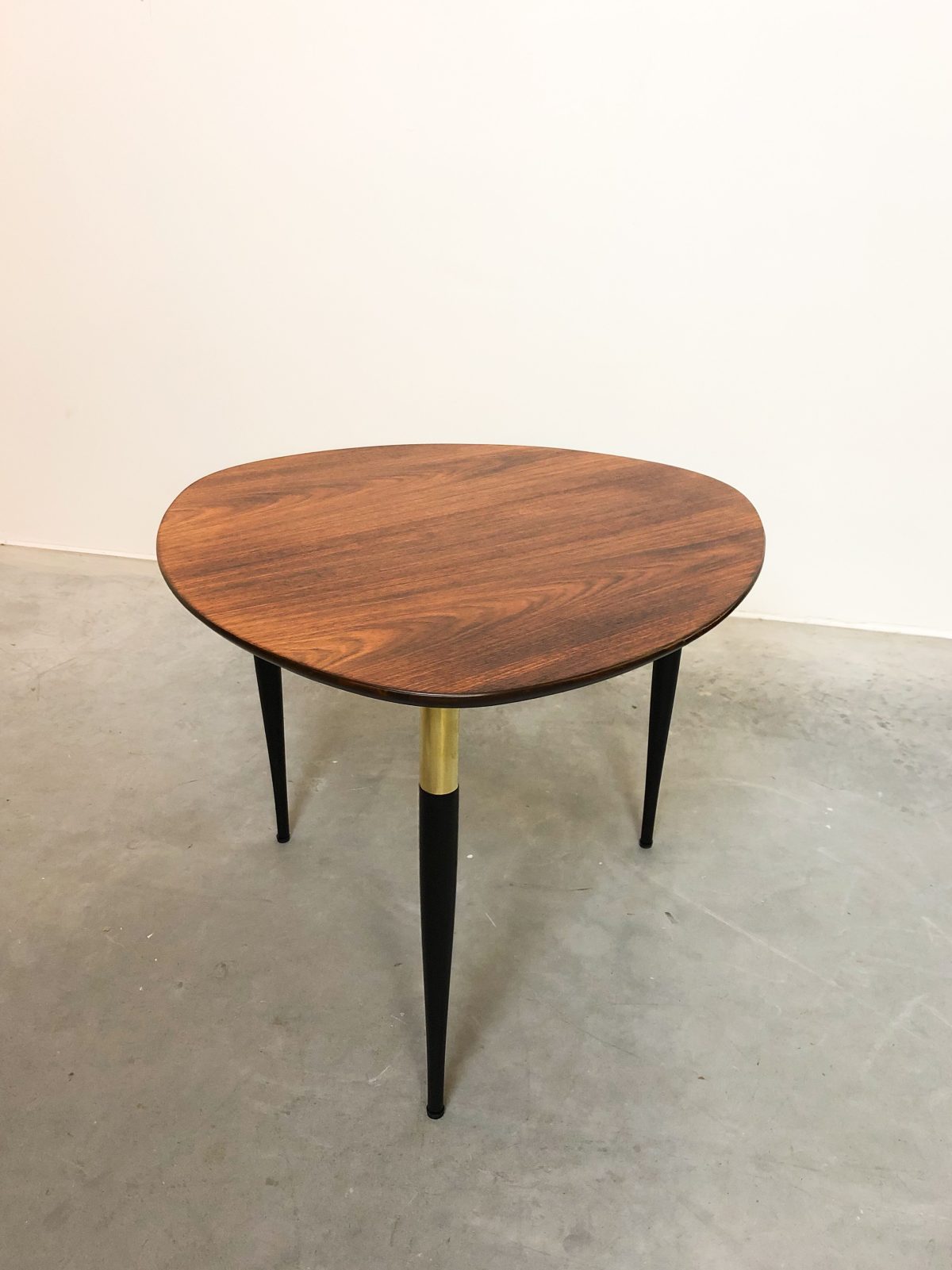 Nätt bord i organisk form • Reformfurniture