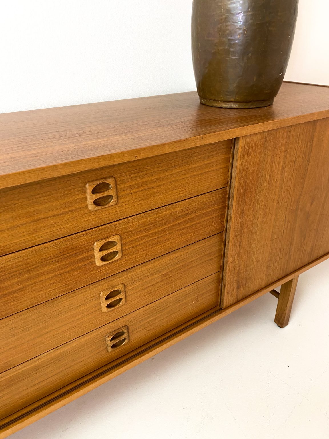Sideboard i valnöt • Reformfurniture