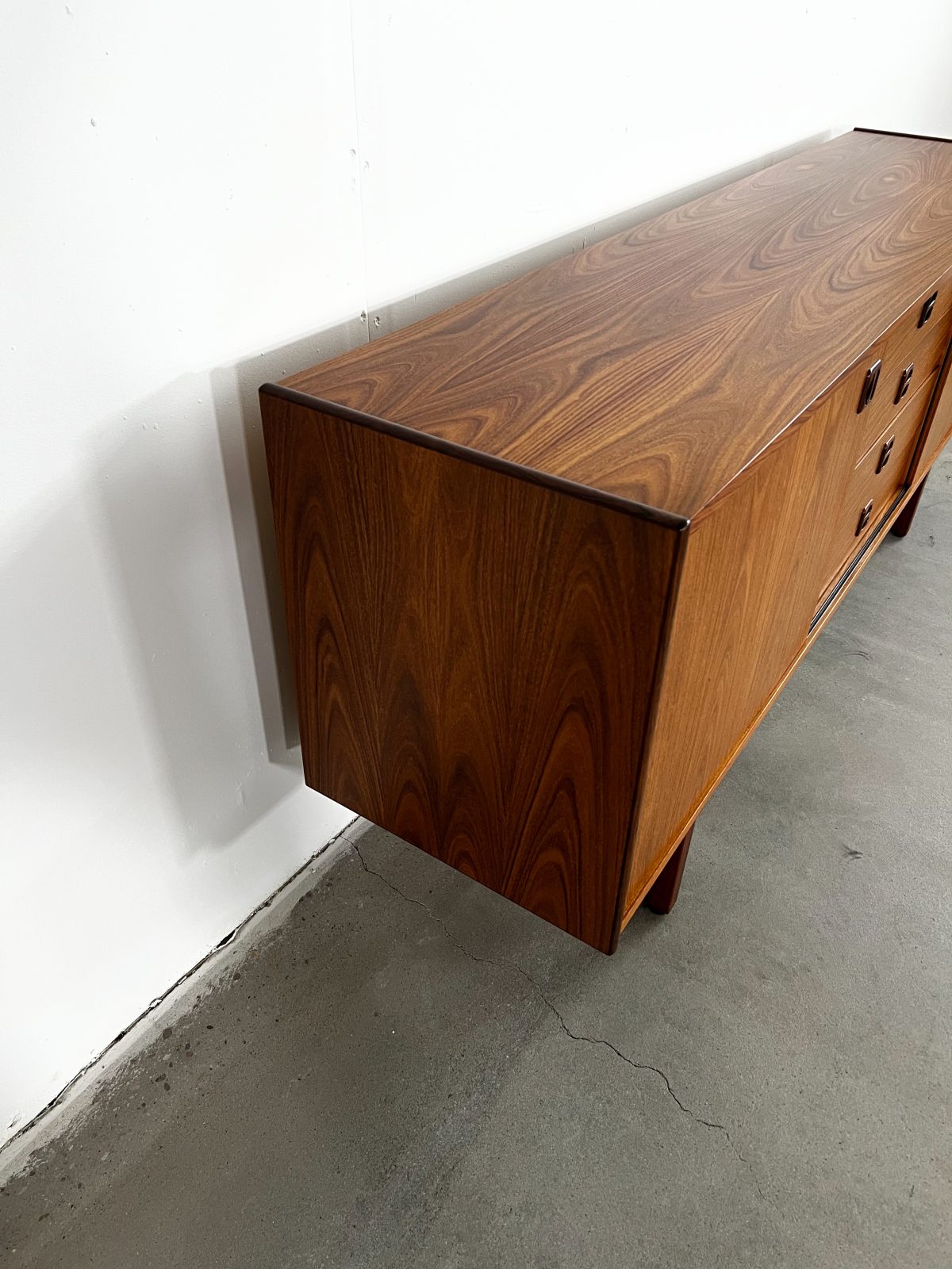 Sideboard i valnöt • Reformfurniture