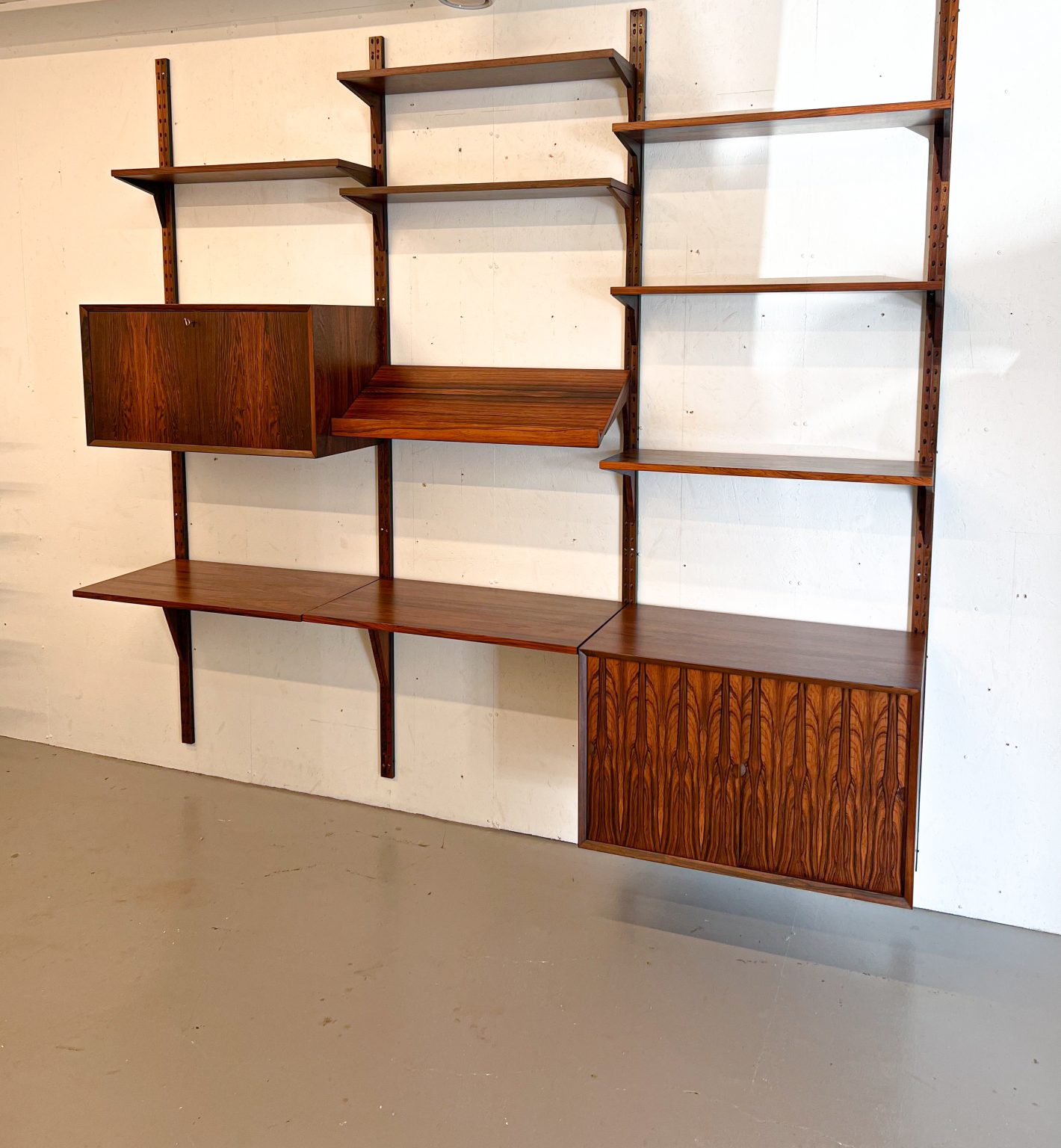 Danskt Vägghängt Hyllsystem 2 • Reformfurniture