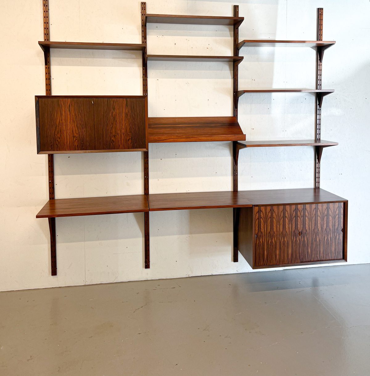Danskt Vägghängt Hyllsystem 2 • Reformfurniture