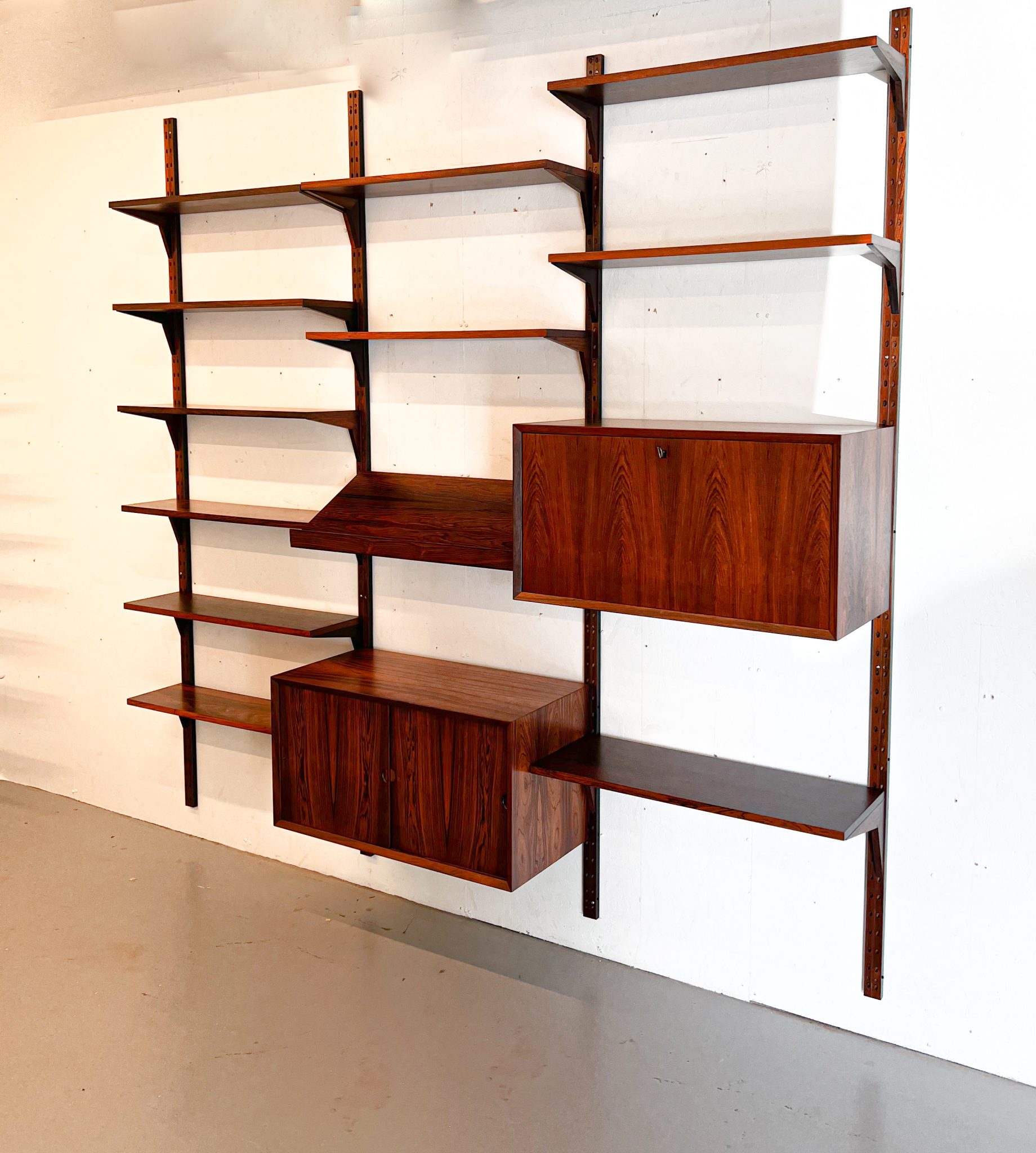 Danskt Vägghängt Hyllsystem 3 • Reformfurniture